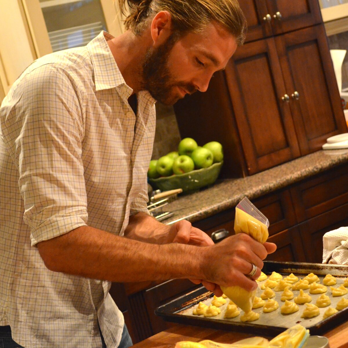 HOW TO PLAN AND HOST A LARGE DINNER PARTY