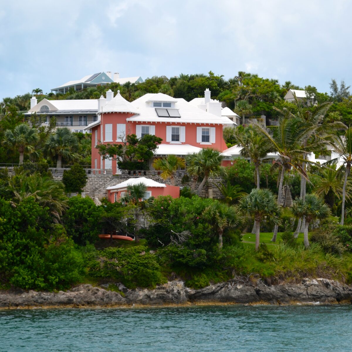 THE BEAUTIFUL HOMES, HOTELS & BEACHES OF BERMUDA