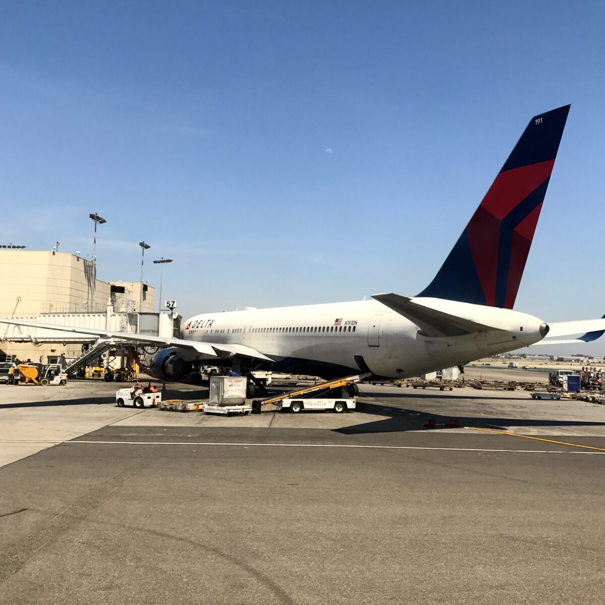 FLYING DELTA ONE AIRBUS 330-200 SEATTLE TO AMSTERDAM